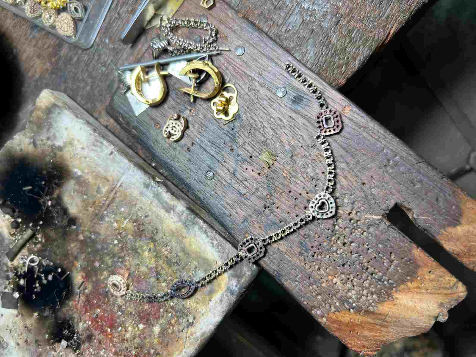 ¿Qué es la orfebrería? El milenario arte de trabajar con metales | Topclass