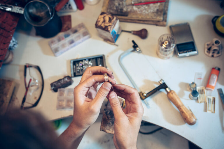 ¿Qué es la orfebrería? El milenario arte de trabajar con metales | Topclass
